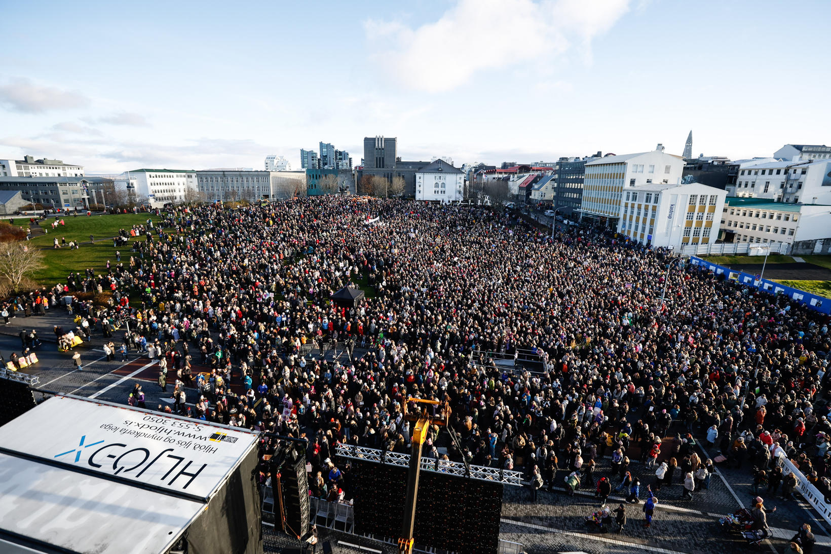 Photos: Large crowd gathers at Arnarhóll - Iceland Monitor