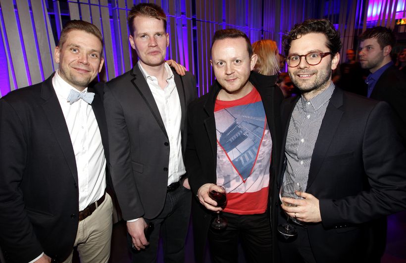 Bar af í ljósblágrænum kjól